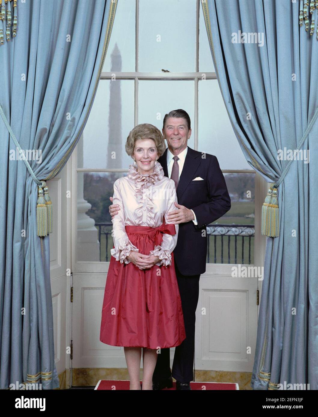 Official Portrait of President Ronald Reagan and Nancy Reagan in the ...