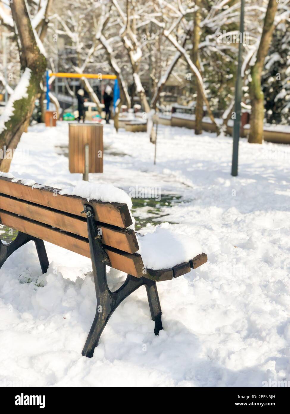 an empty bench in the public park under snow in winter Stock Photo - Alamy