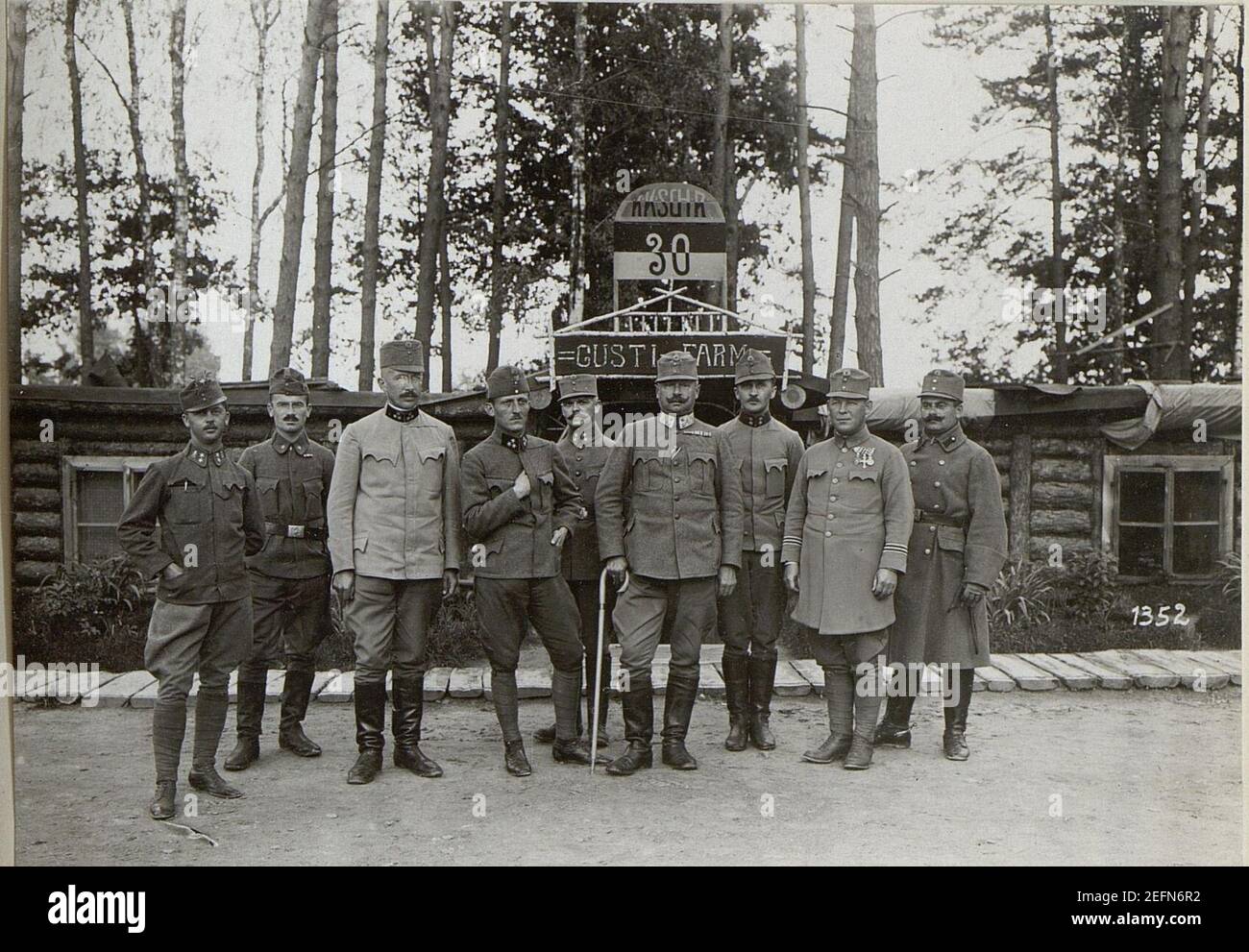 Offiziere und Soldaten posieren vor einem Soldatenheim im Abschnitt der ...