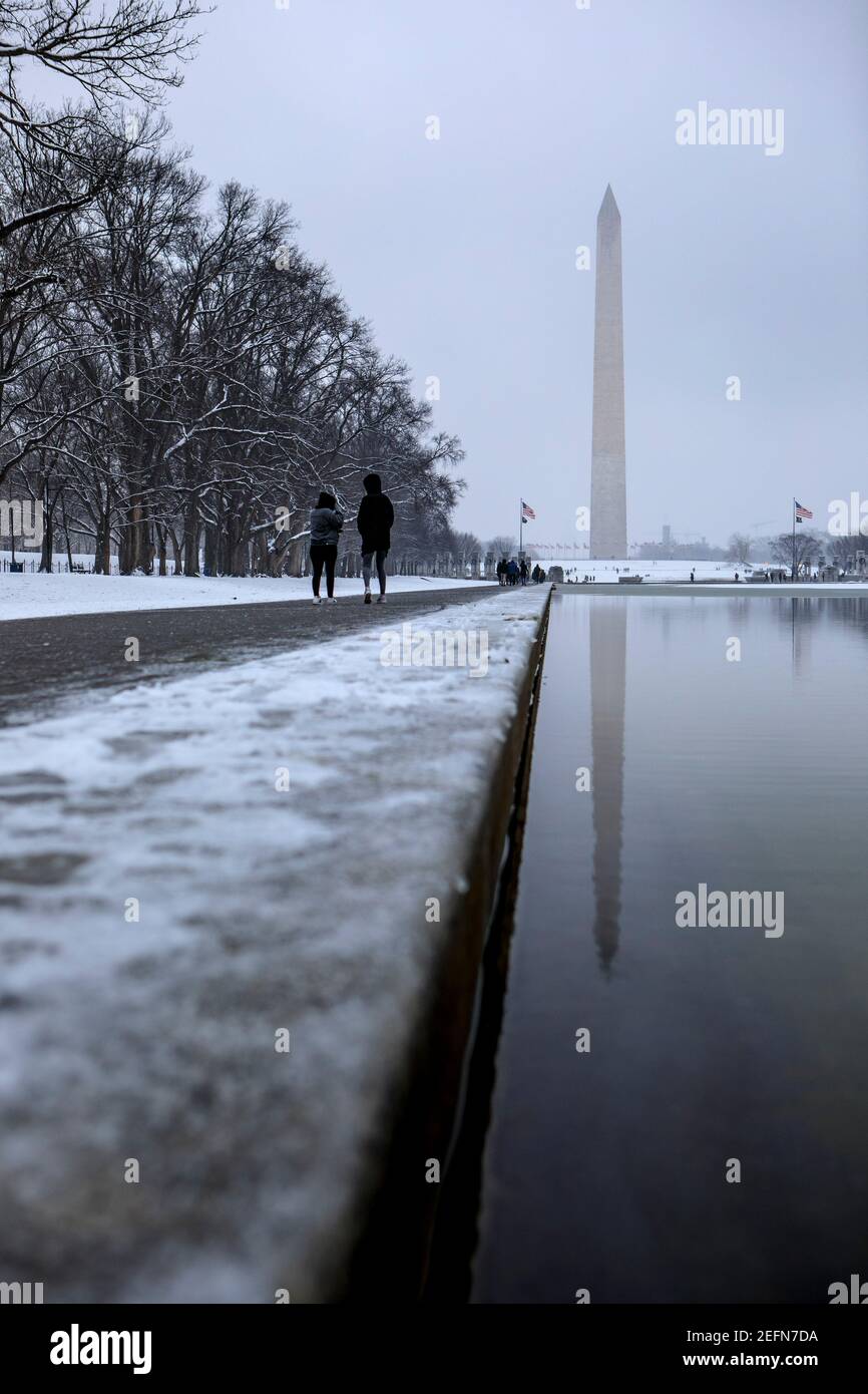 Snow blankets the National Mall and Washington Monument Stock Photo - Alamy