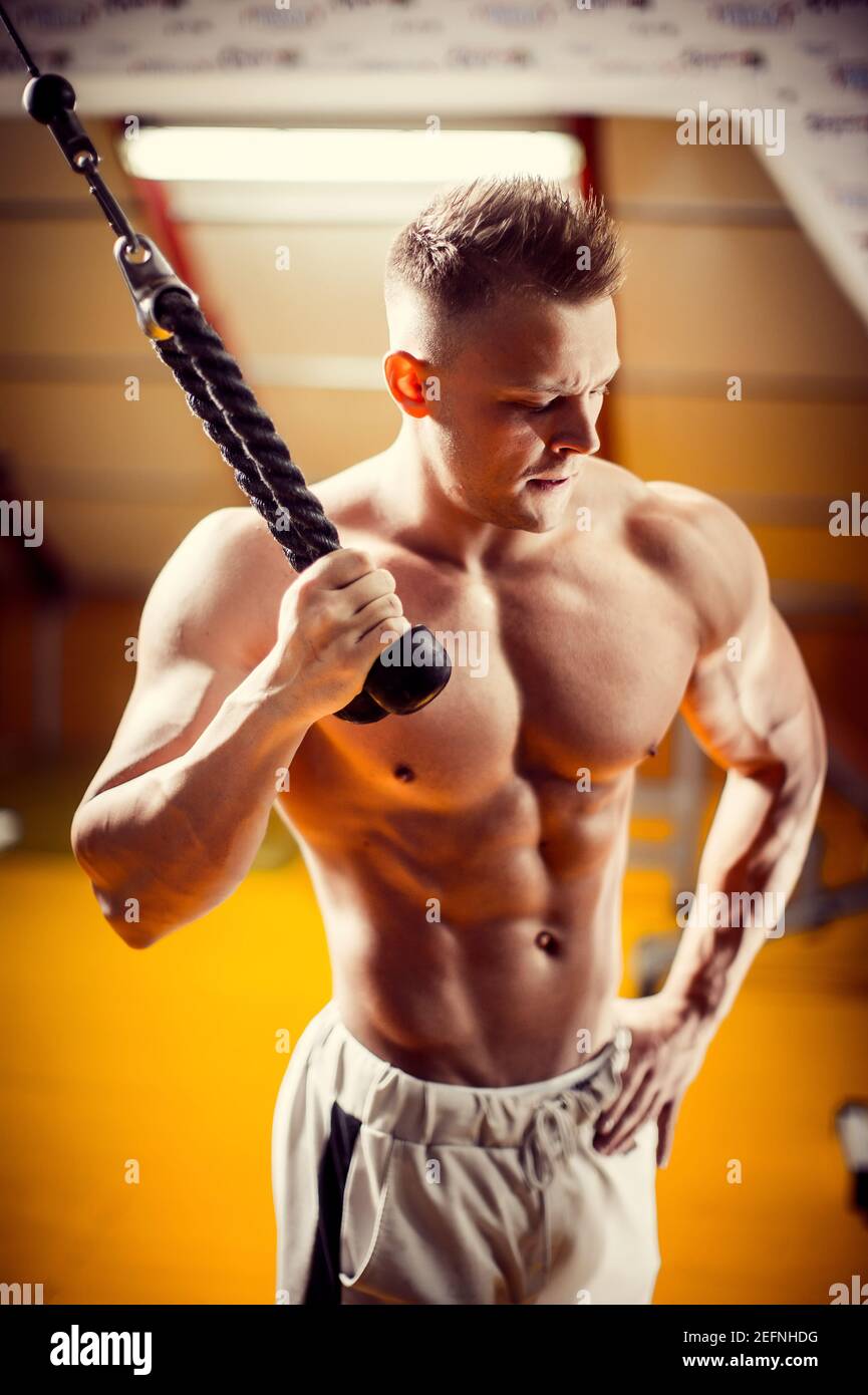 Bodybuilder preparing for heavyweight exercise with barbell in gym ...
