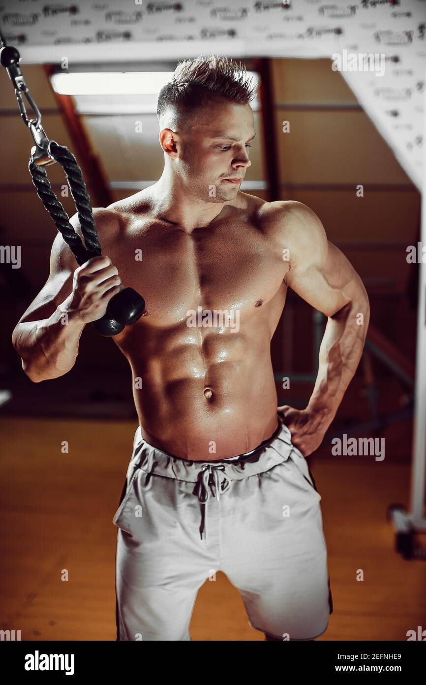 Bodybuilder preparing for heavyweight exercise with barbell in gym ...