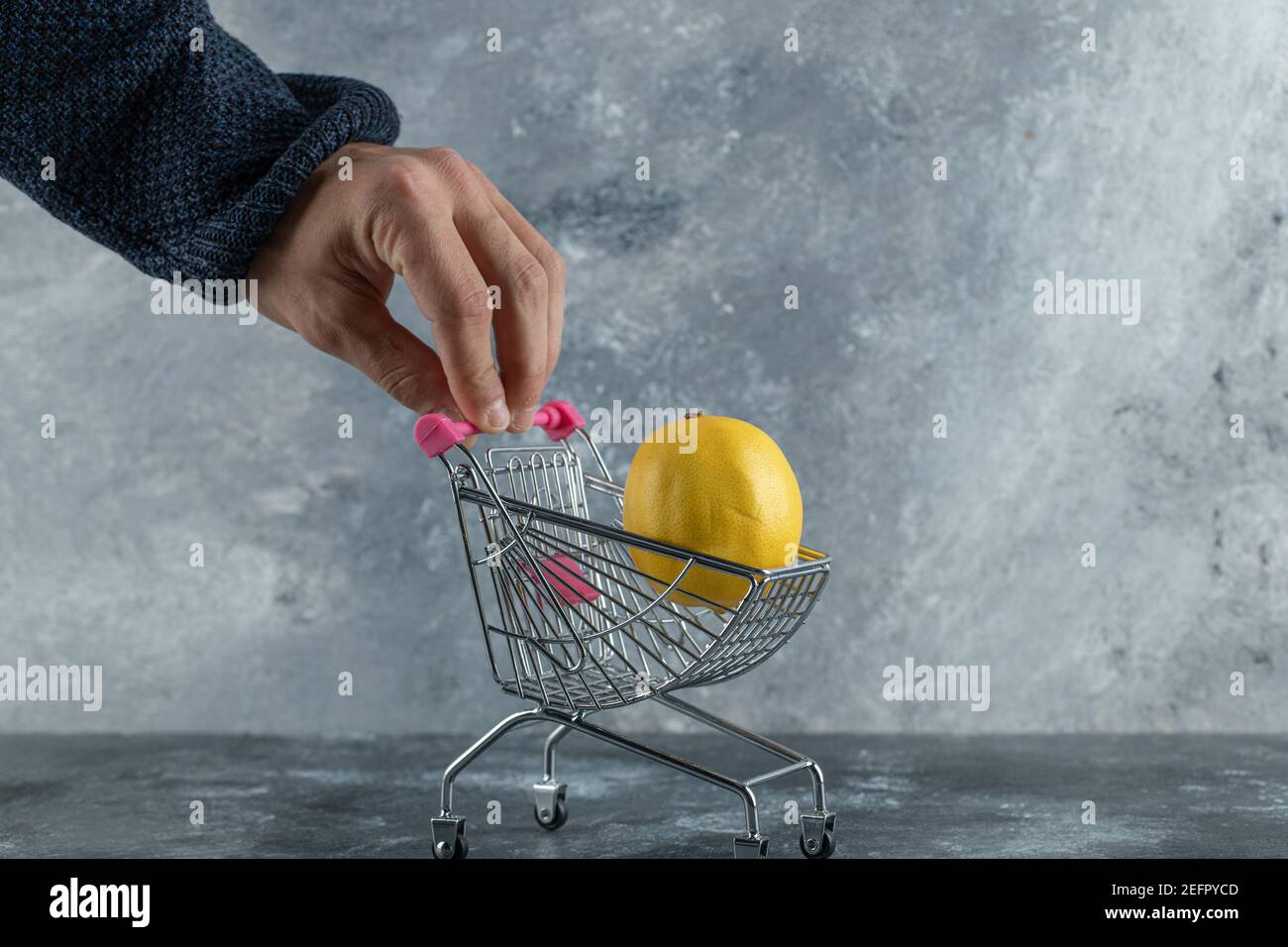 Lemon cart hi-res stock photography and images - Alamy