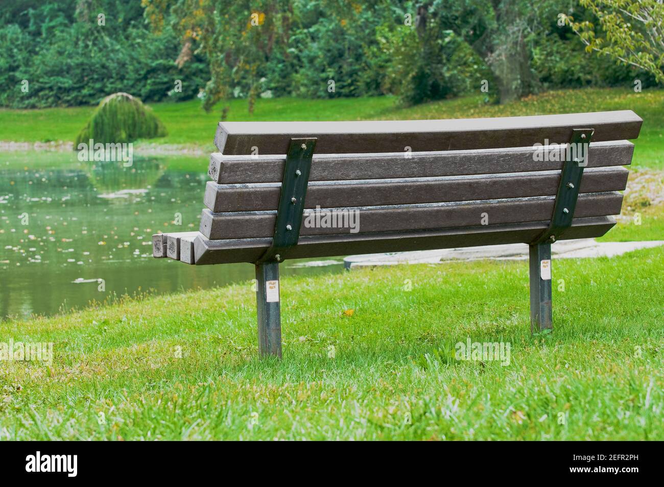 Empty park bench facing lake hi-res stock photography and images - Alamy