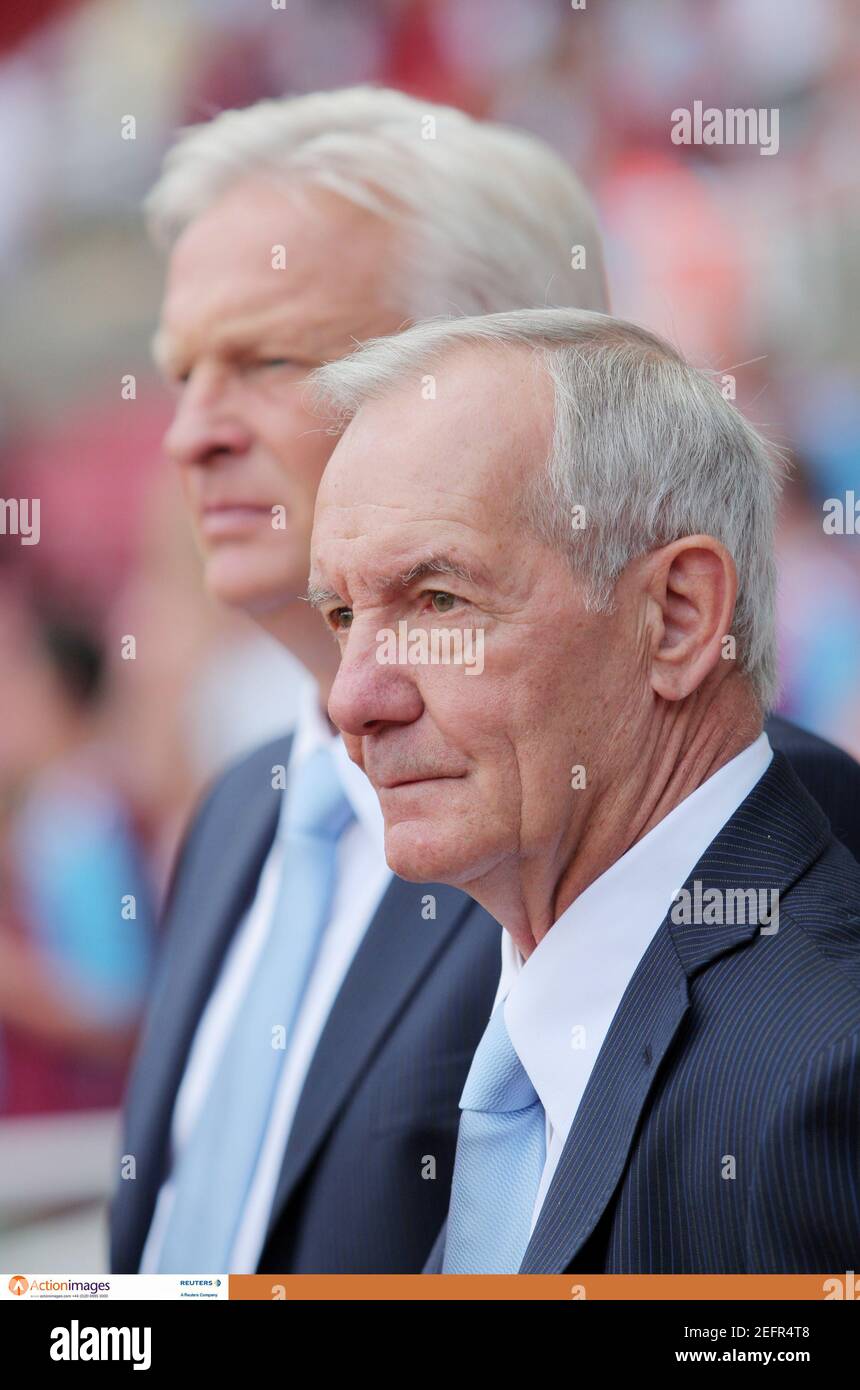 Manchester city coach tord grip hi-res stock photography and images - Alamy
