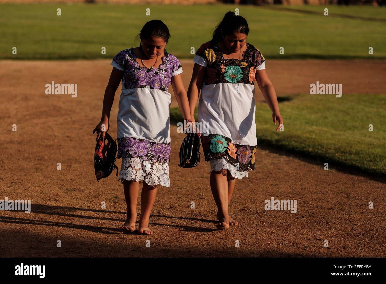 Huipiles hi-res stock photography and images - Alamy