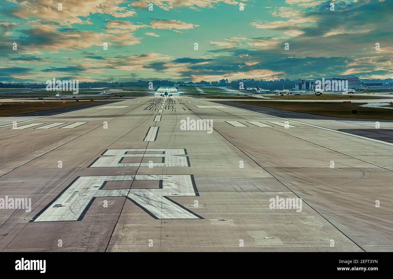 Commercial runway hi-res stock photography and images - Alamy
