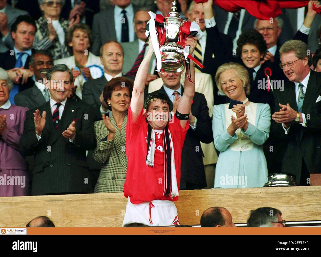 Steve bruce manchester united fa cup hi-res stock photography and ...