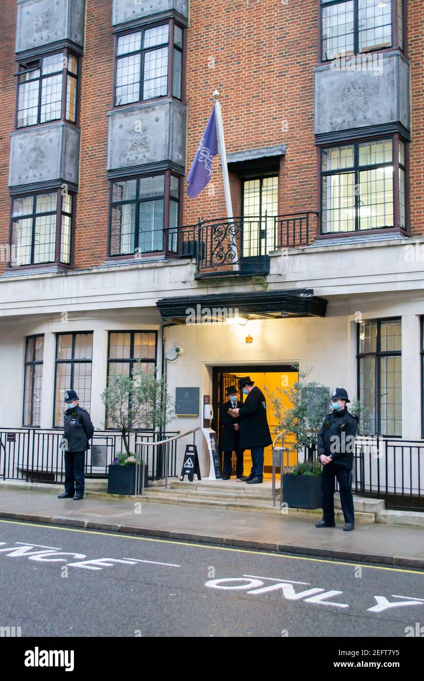 MARYLEBONE, LONDON, ENGLAND- 17 February 2021: Police officers guarding ...