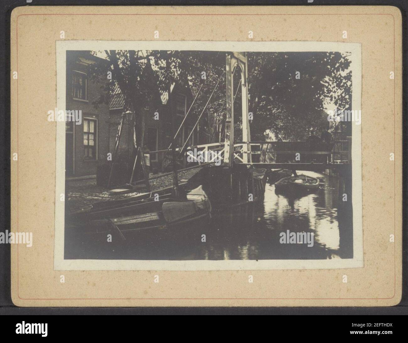 Ongelokaliseerd, dorpsgezicht met ophaalbrug Stock Photo - Alamy