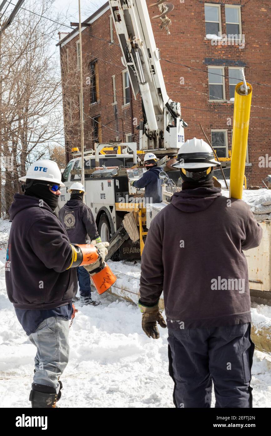 Utility Pole Worker High Resolution Stock Photography and Images - Alamy