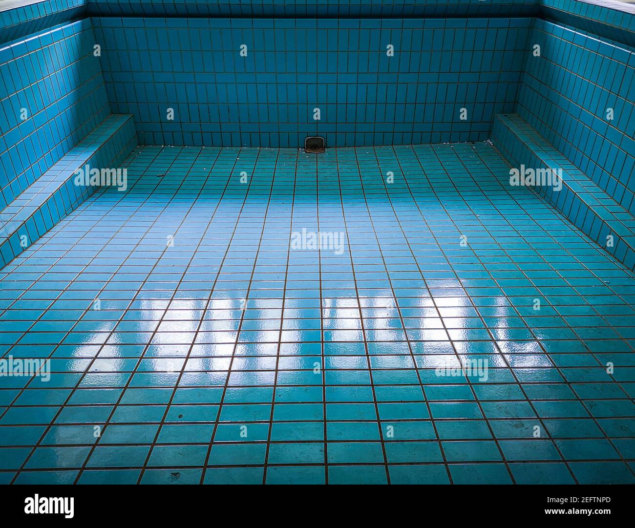 Empty abandoned swimming pool old hi-res stock photography and images ...