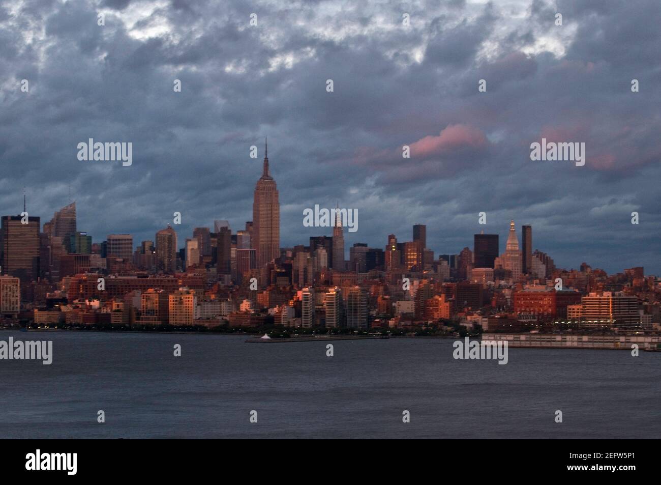 Blue hour sky over manhattan hi-res stock photography and images - Alamy