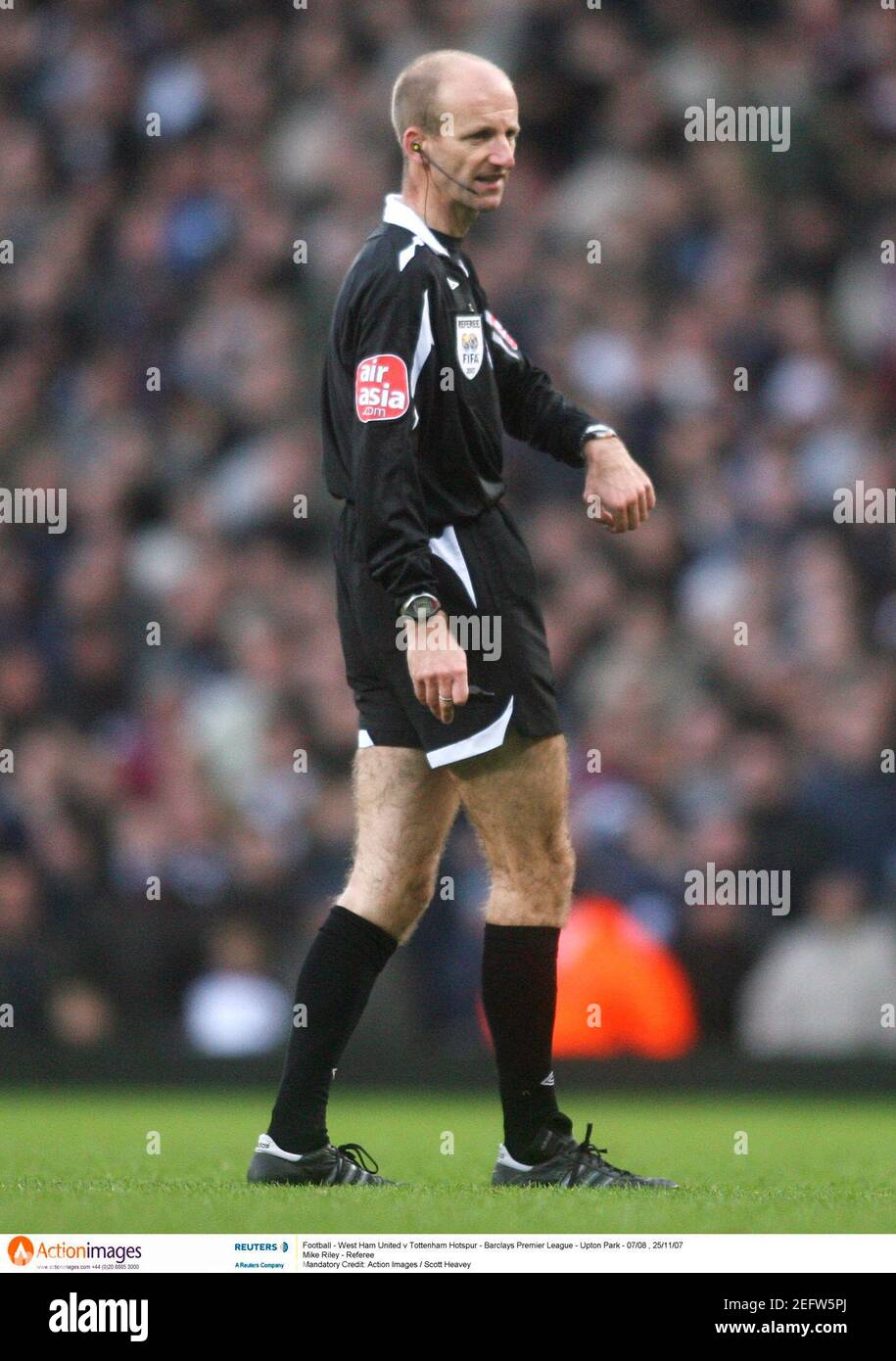 Mike Riley Premier League Referee High Resolution Stock Photography and ...