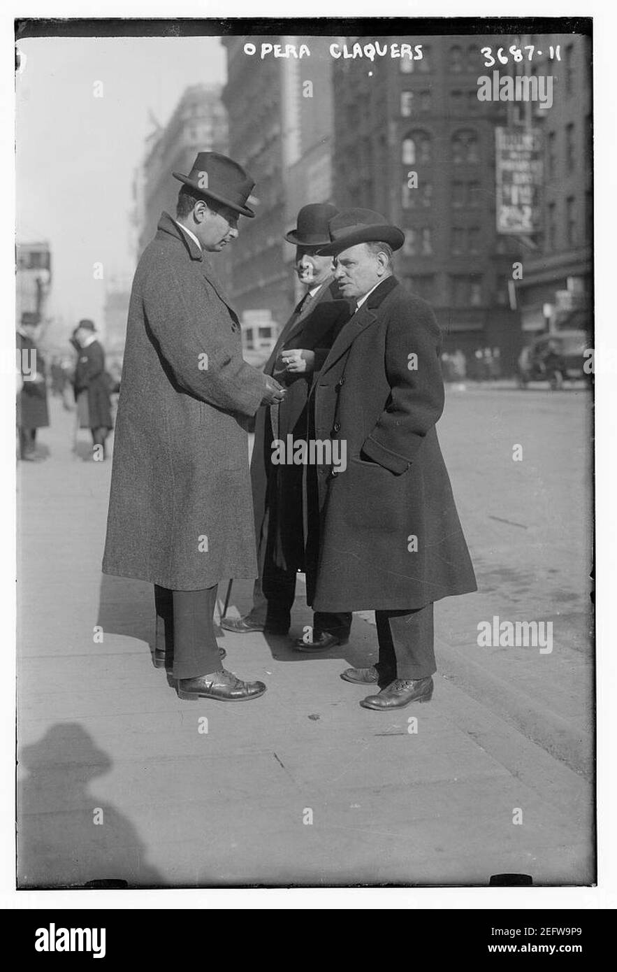 Opera claqueurs hi-res stock photography and images - Alamy