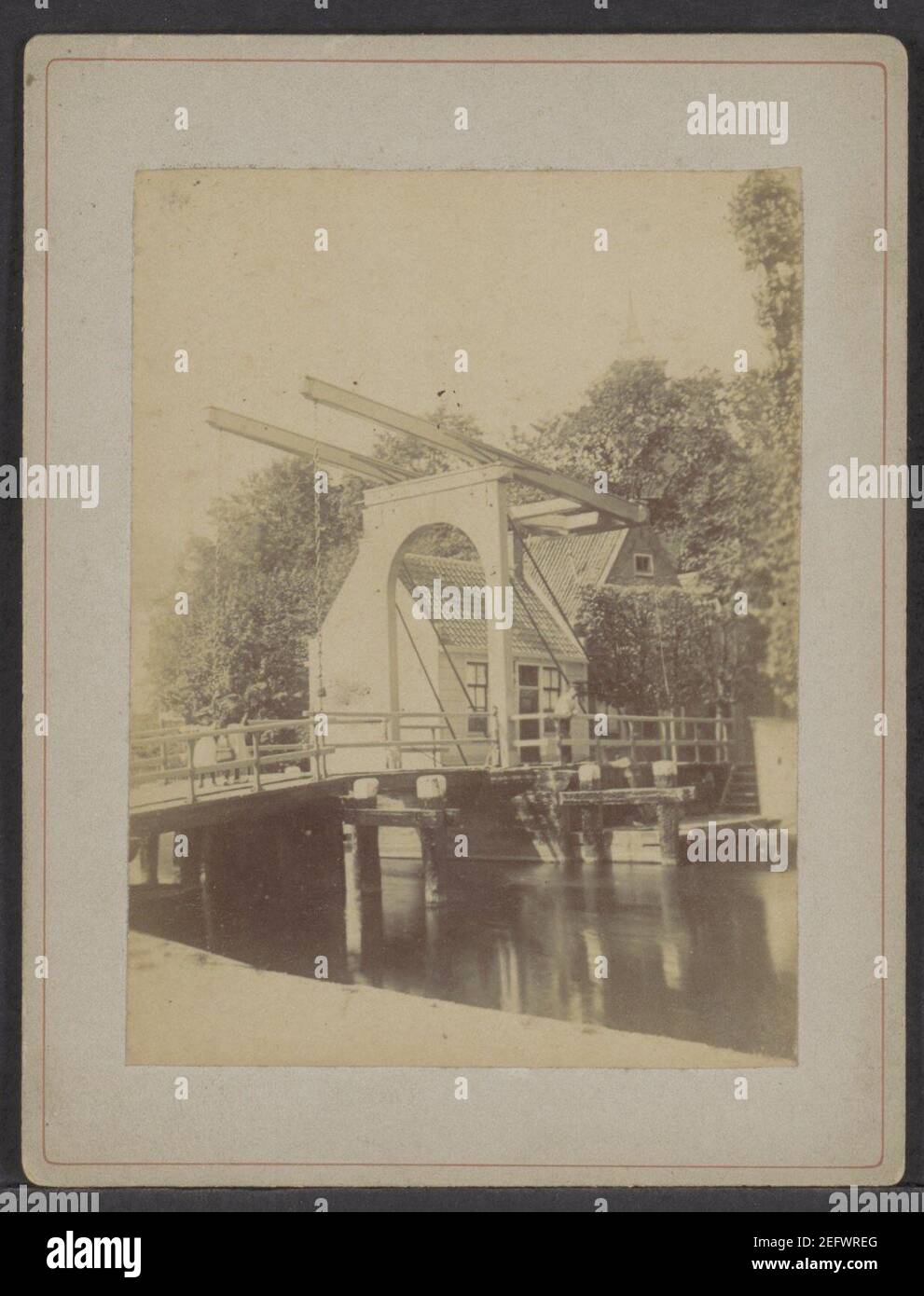 Ophaalbrug over de Bullewijk voor de Kerkstraat in Ouderkerk aan de ...