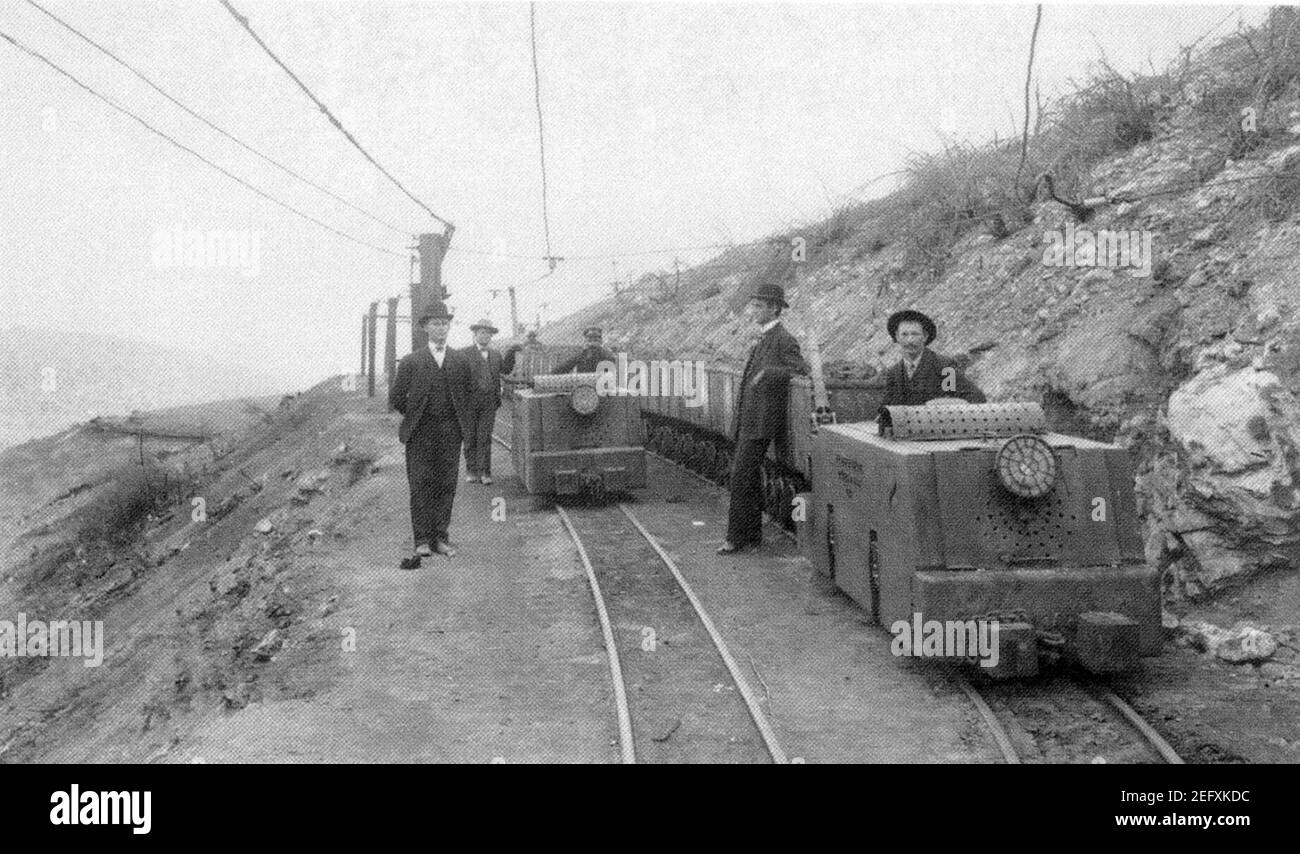 Ore train (32581309288 Stock Photo - Alamy