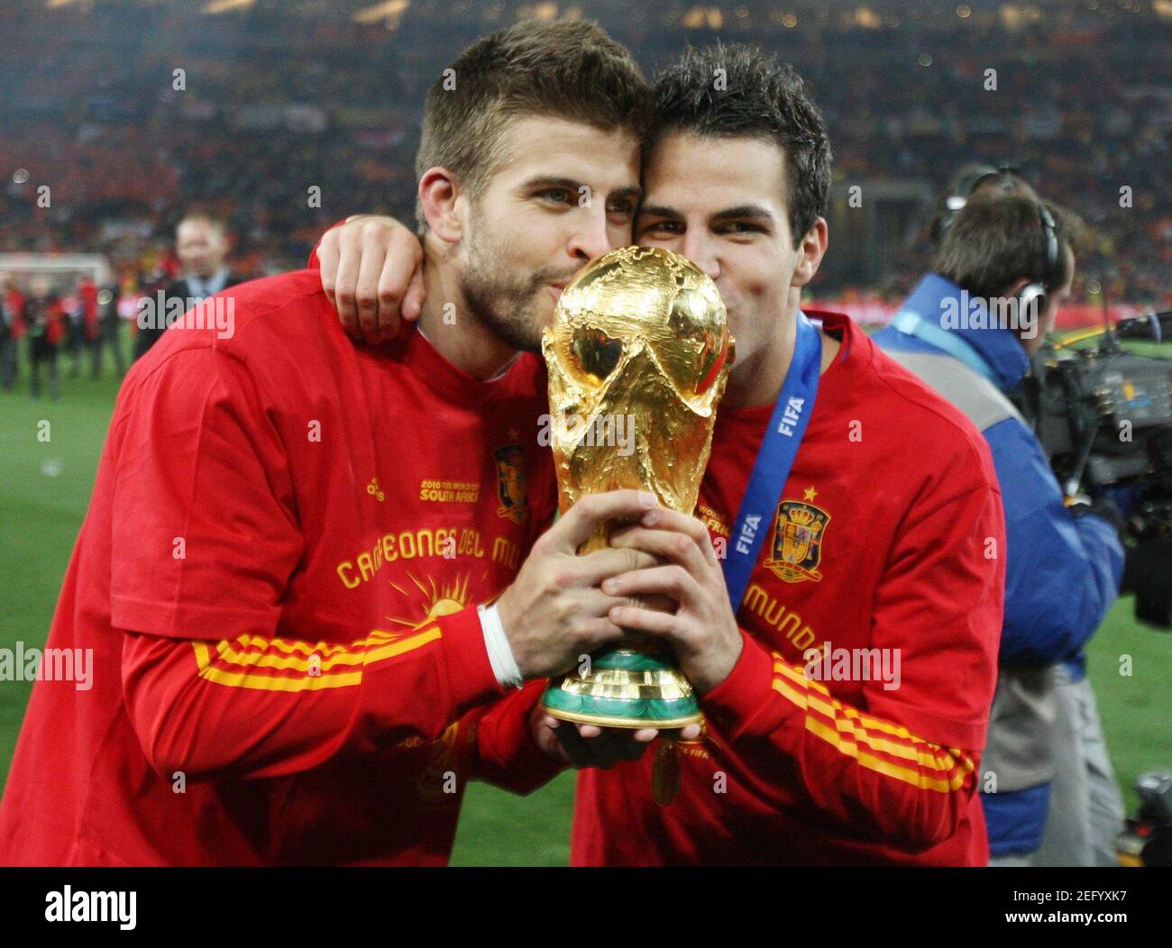 Gerard pique kiss hi-res stock photography and images - Alamy