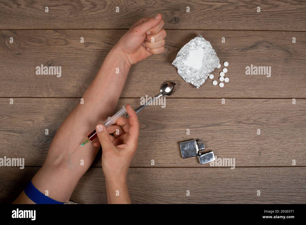 Drug syringes, heroin, spoon on a wooden floor Stock Photo - Alamy