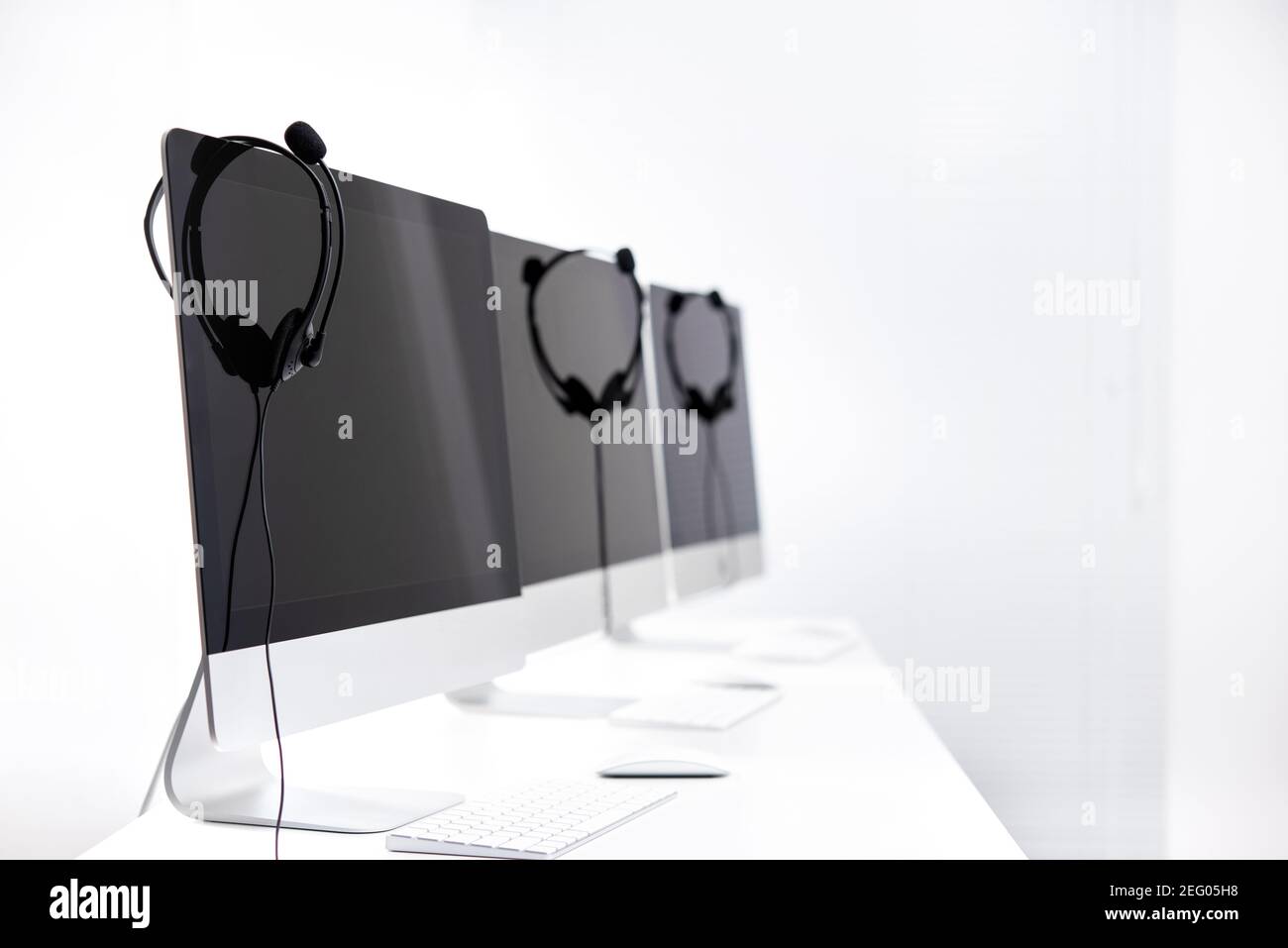 Computer monitors hi-res stock photography and images - Alamy