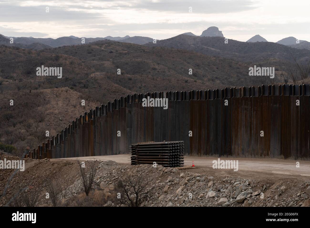 Arizona border wall 2021 hi-res stock photography and images - Alamy