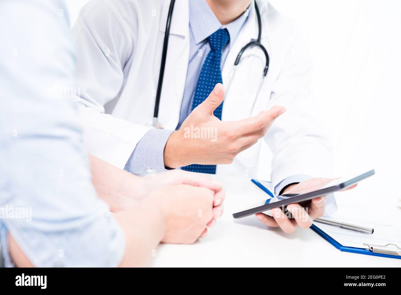 Doctor talking to patient computer hi-res stock photography and images ...