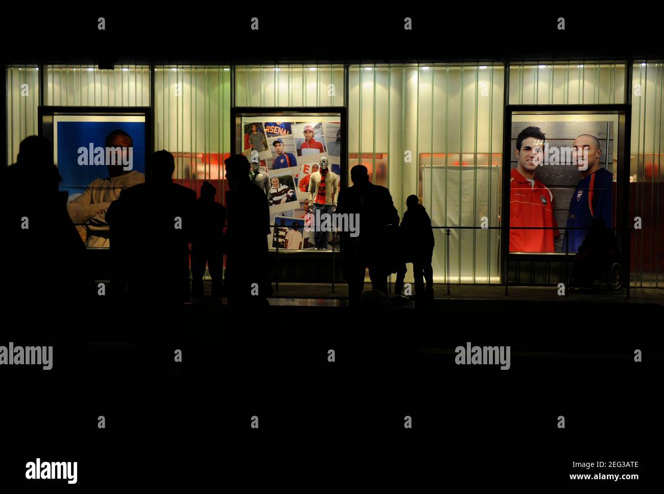 Emirates stadium shop hi-res stock photography and images - Alamy