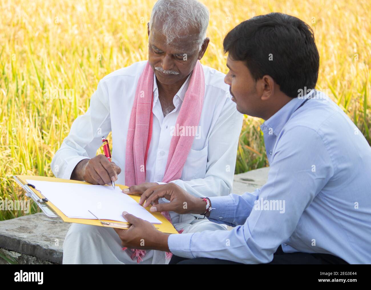 Signing contract farm hi-res stock photography and images - Alamy