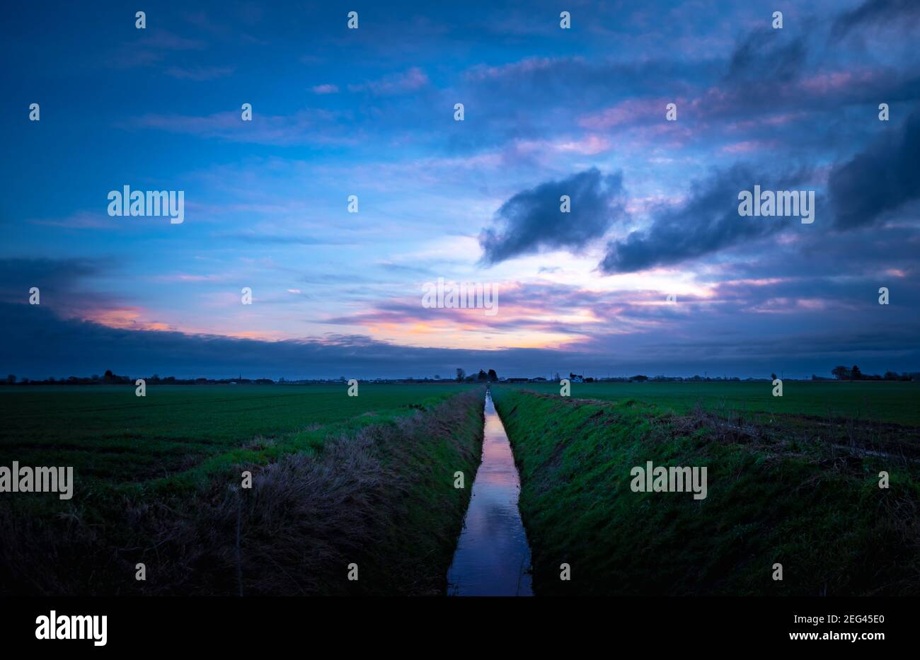 Spectacular Winter sunrise over flat agricultural land Stock Photo - Alamy