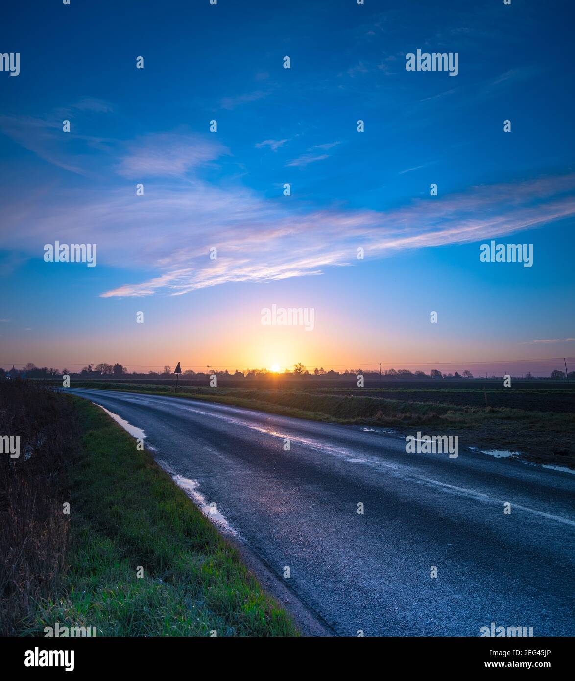 Spectacular Winter sunrise over flat agricultural land Stock Photo - Alamy