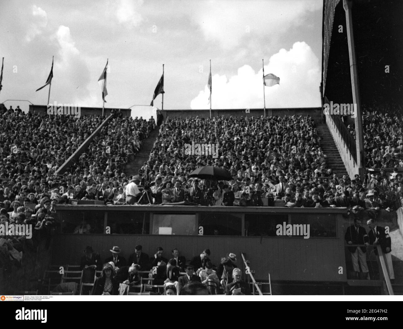Wembley crowd view hi-res stock photography and images - Alamy