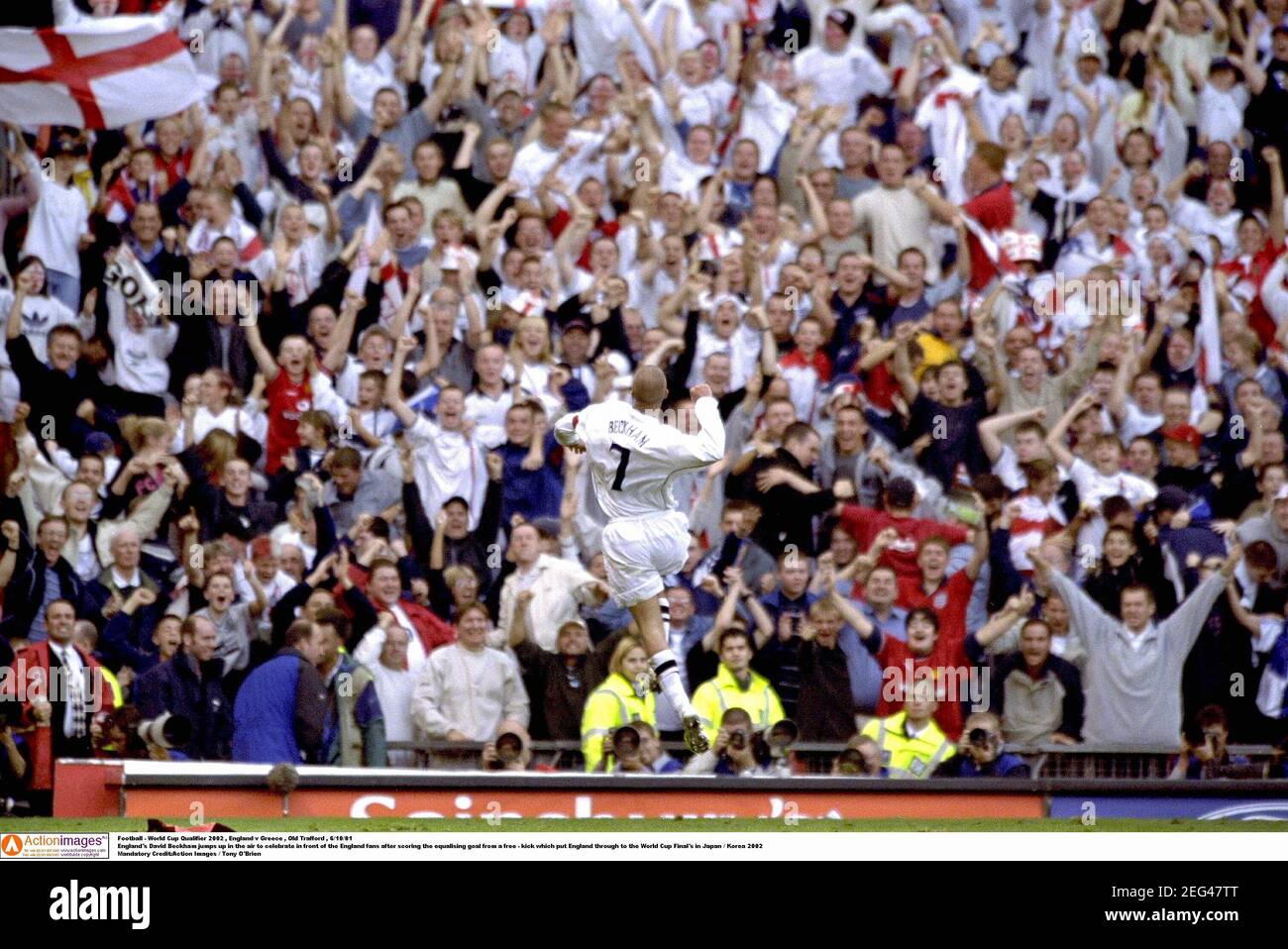 Beckham free kick greece hi-res stock photography and images - Alamy