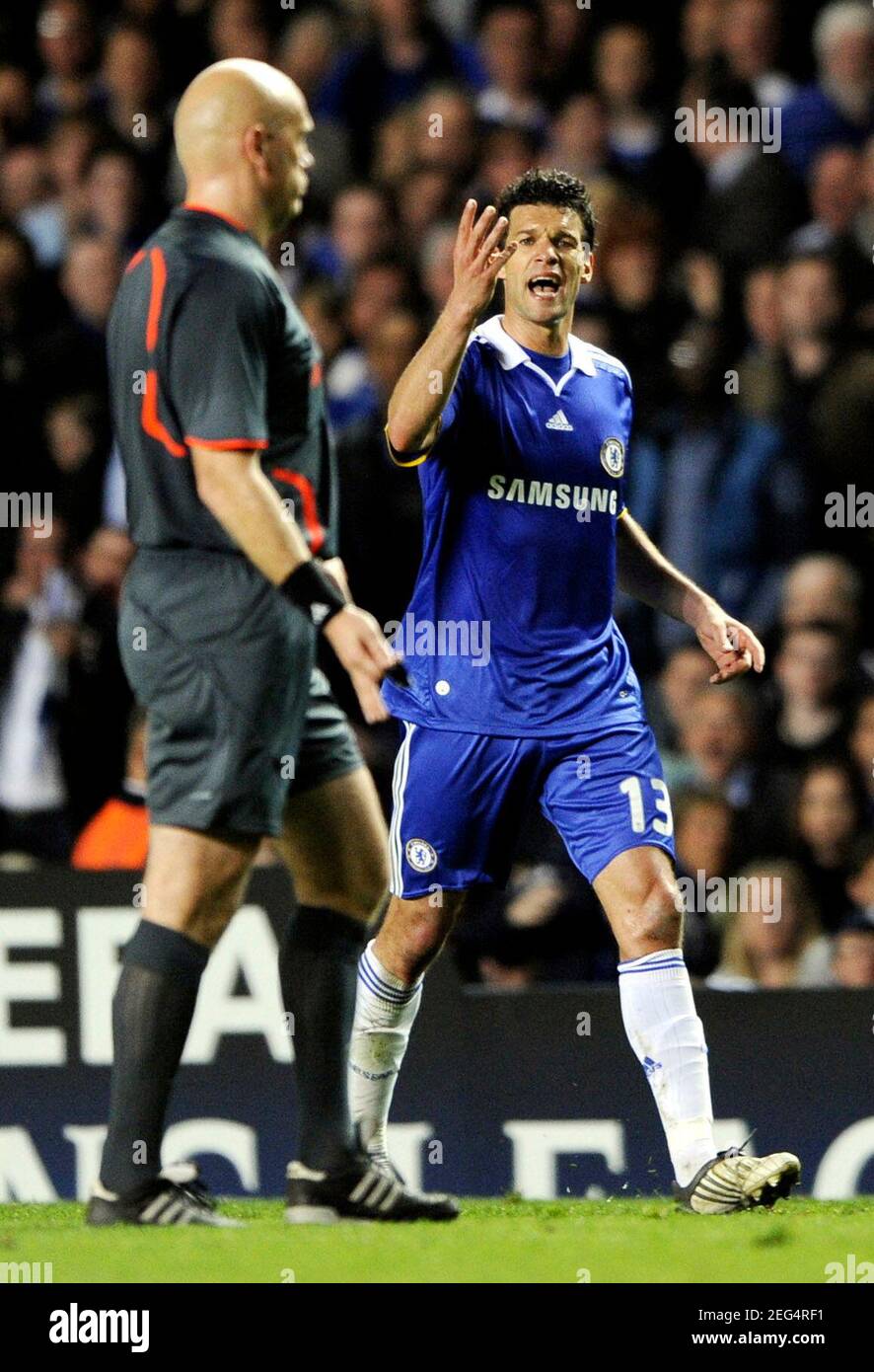 Michael ballack chelsea referee tom hi-res stock photography and images ...