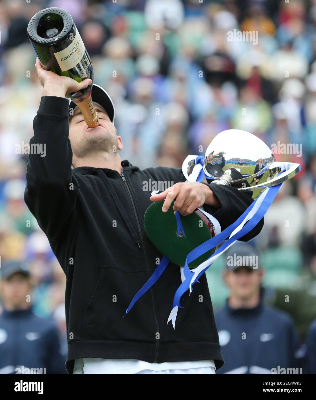Usas andy roddick celebrates with the trophy hi-res stock photography ...