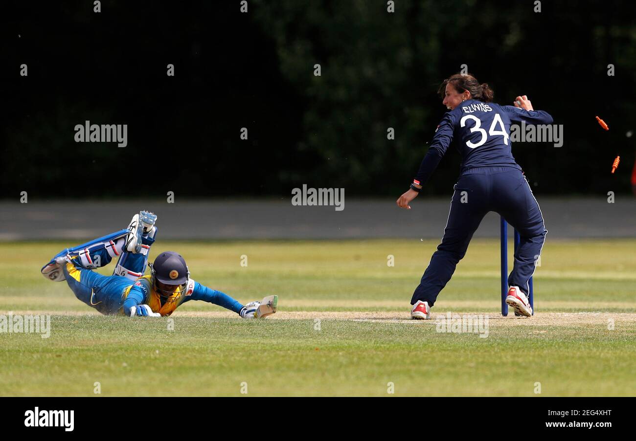 Chesterfield cricket club hi-res stock photography and images - Alamy