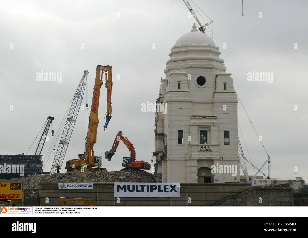 The twin towers of wembley stadium hi-res stock photography and images ...
