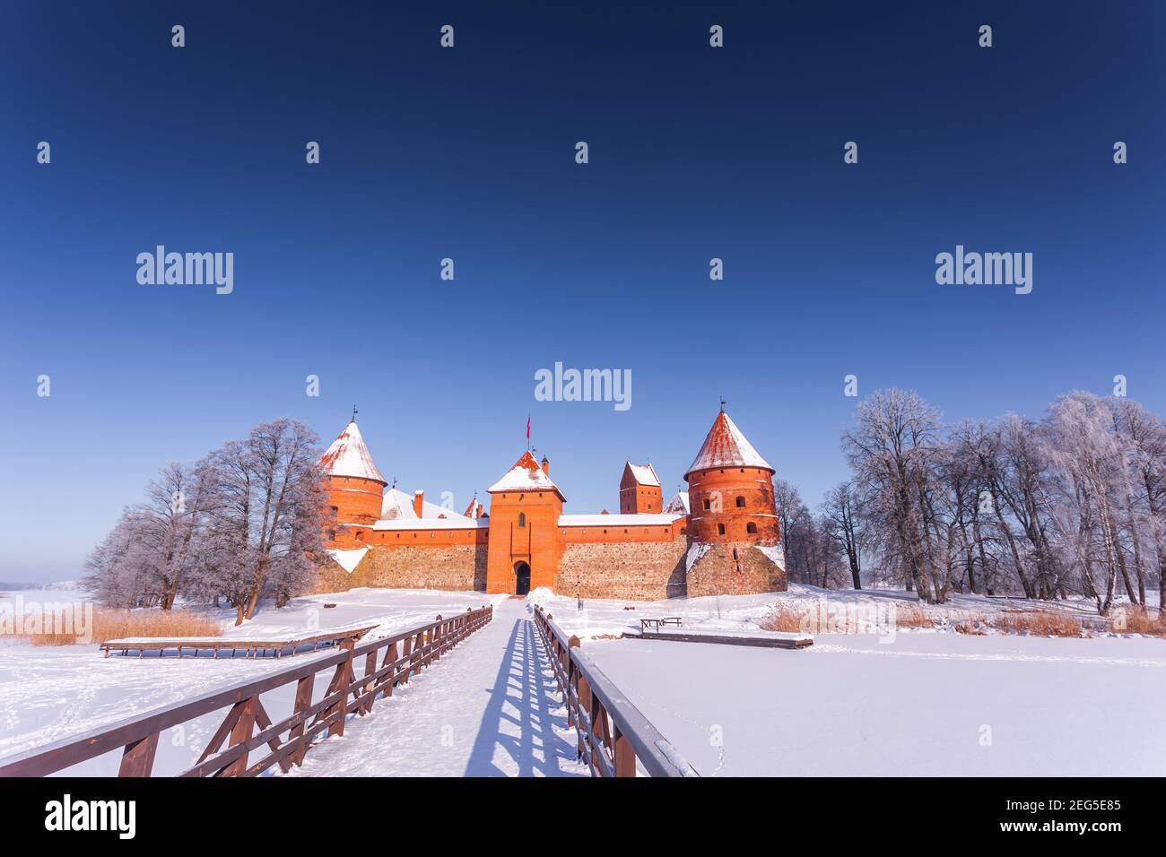 Beautiful sunset trakai castle snow hi-res stock photography and images ...