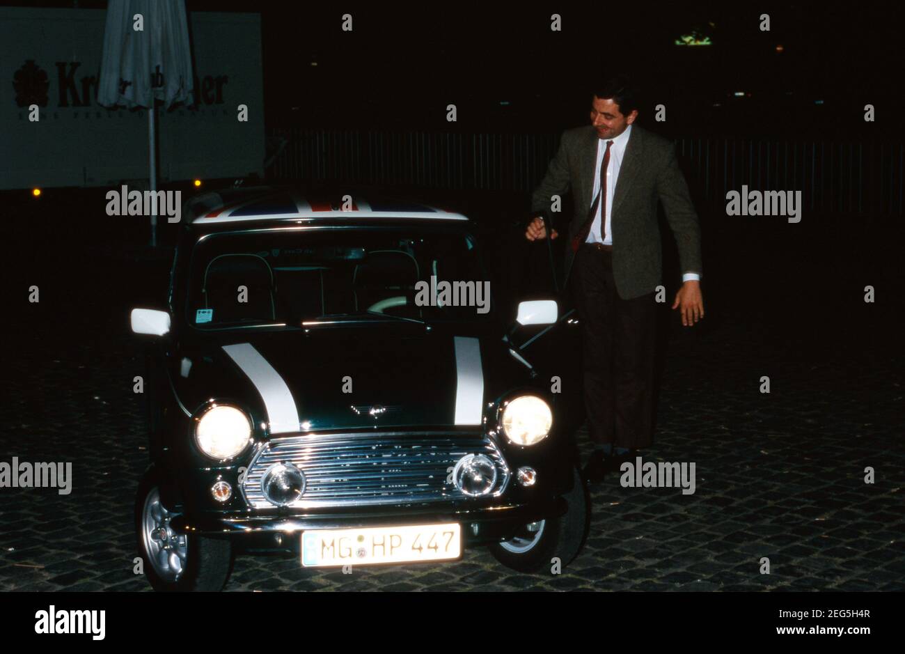 Rowan Atkinson mit Mini Cooper bei der Premiere von "Bean", aka "Bean ...