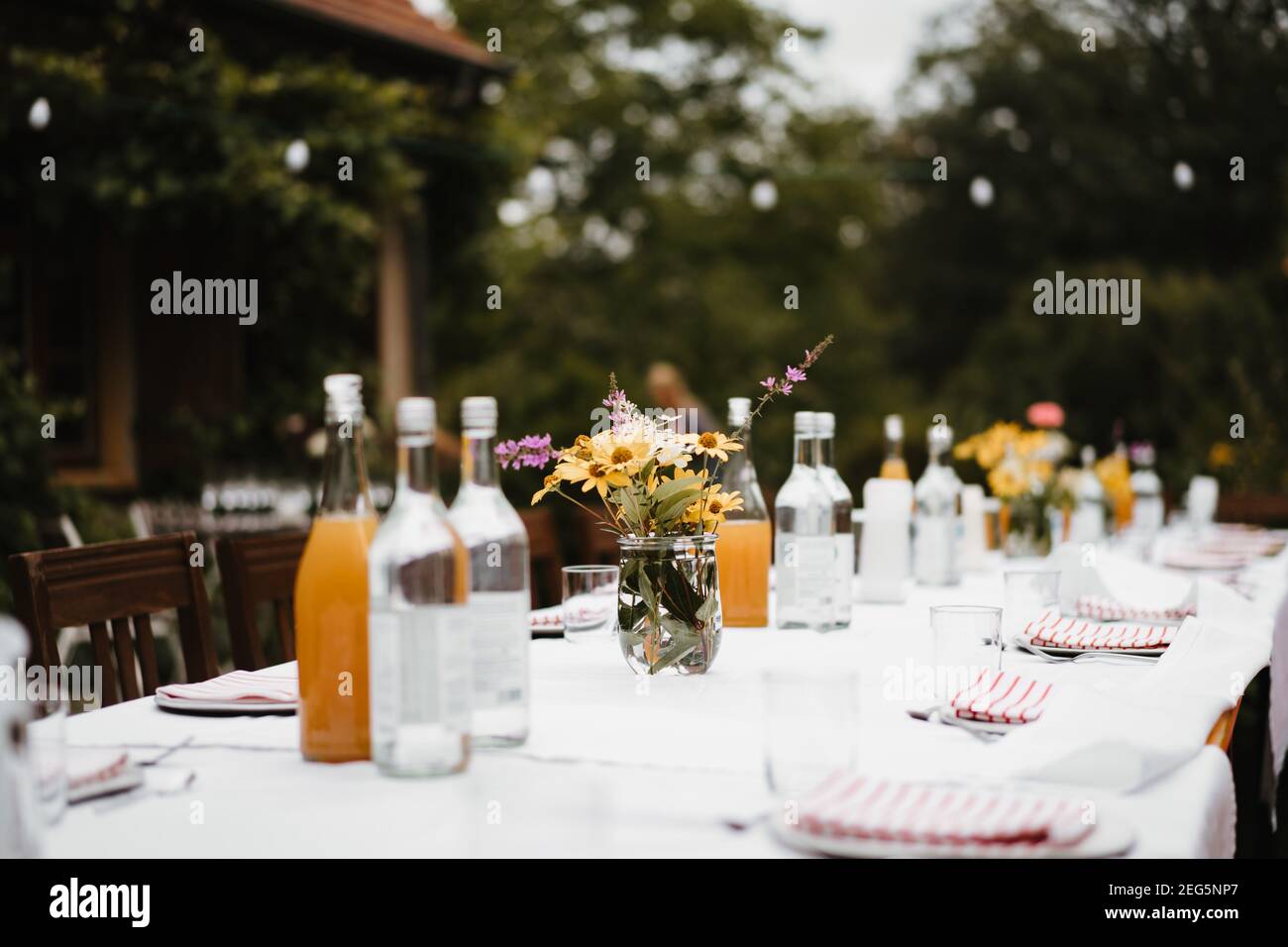 photo of an outdoor long table at a wedding Stock Photo - Alamy