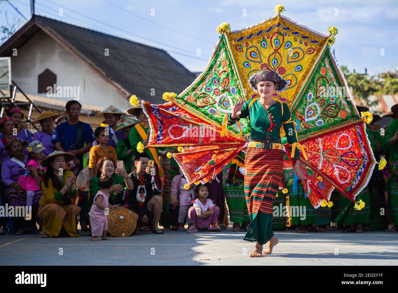 Shan woman in traditional clothing hi-res stock photography and images ...