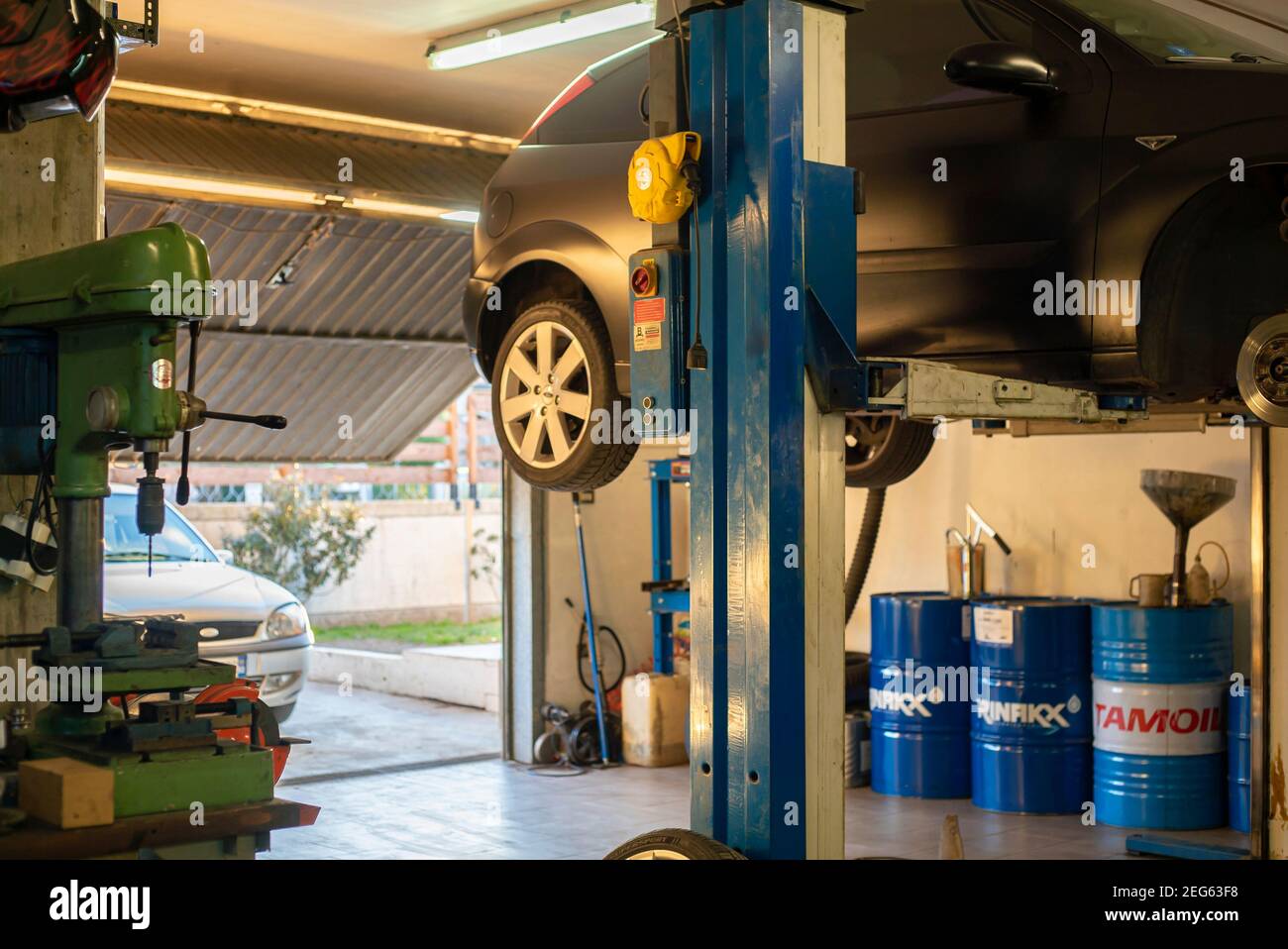 Interior of a Garage shop Stock Photo - Alamy