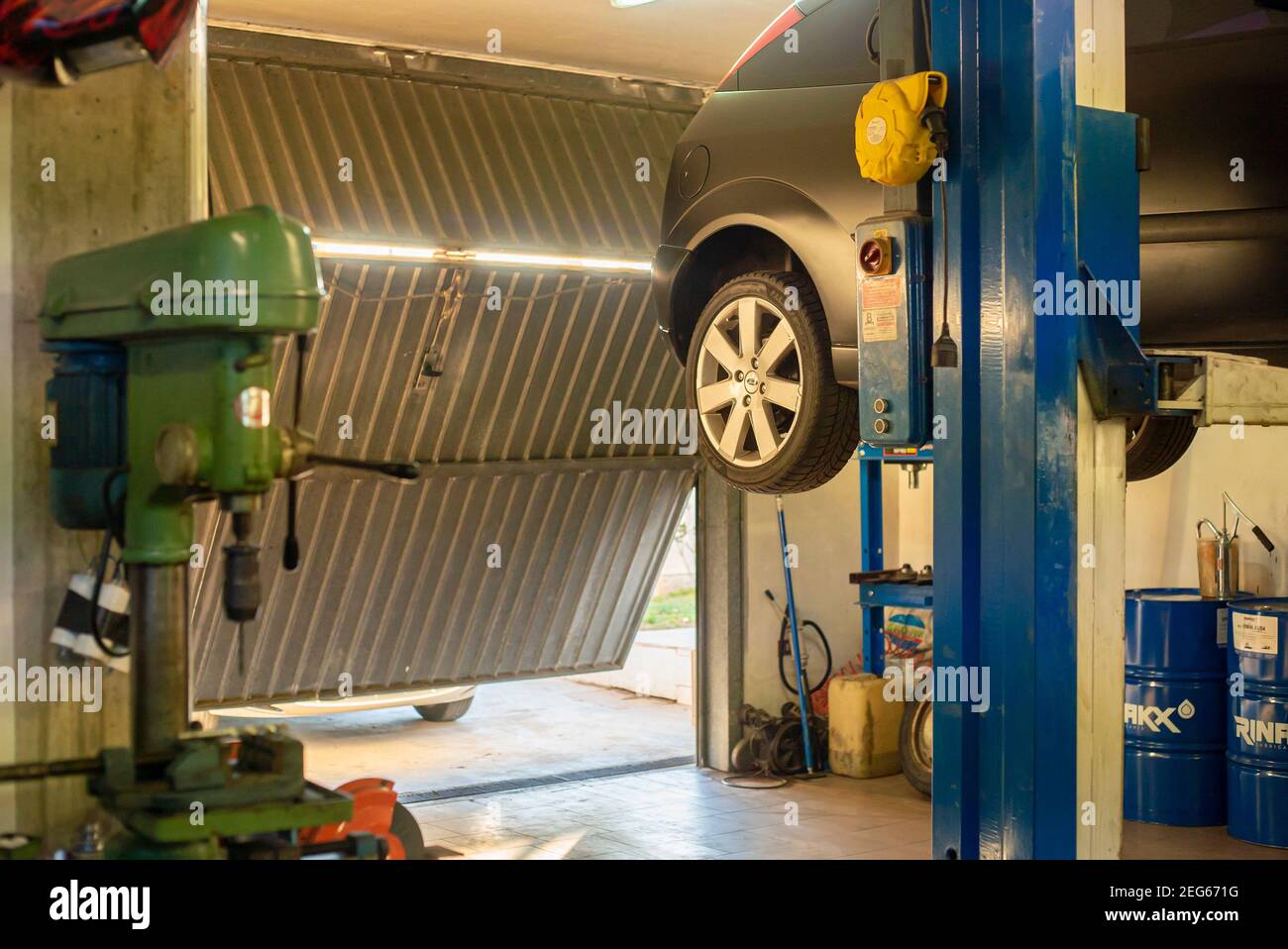 Interior of a Garage shop Stock Photo - Alamy