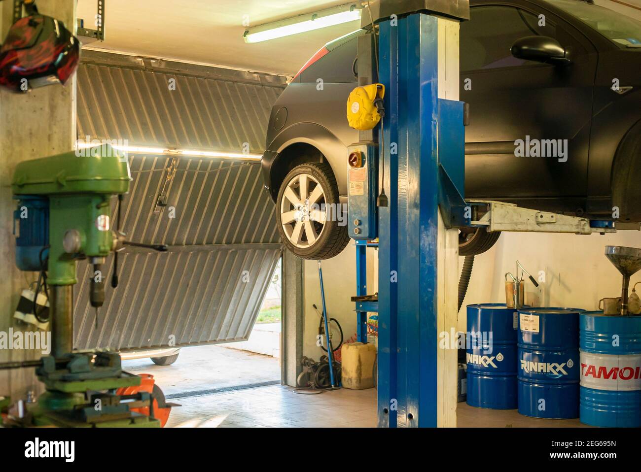 Interior of a Garage shop Stock Photo - Alamy