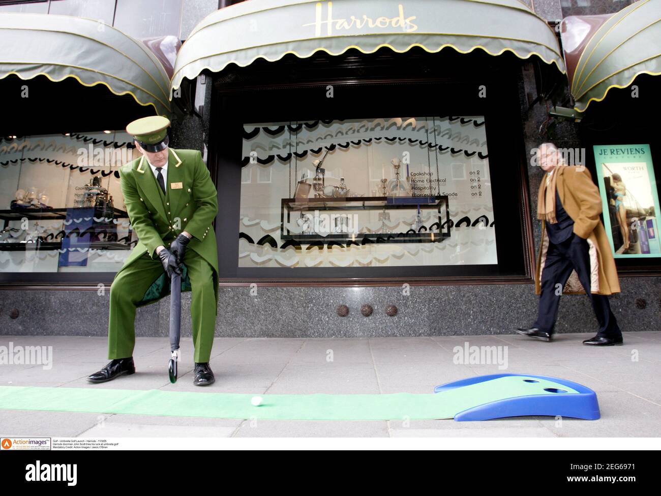 Harrods harrods doorman doorman hi-res stock photography and images - Alamy