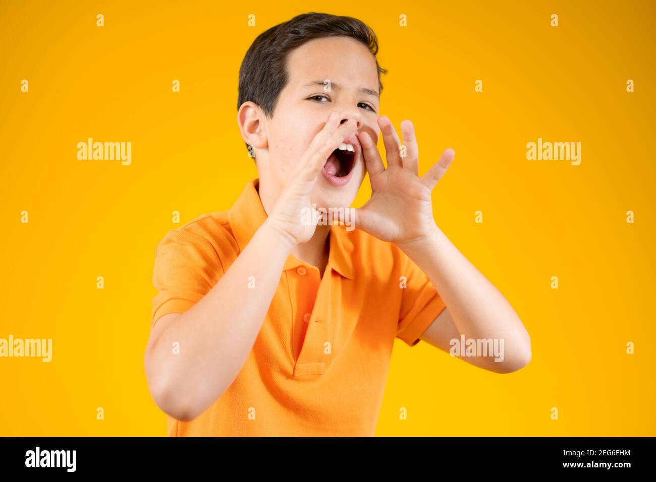 children kid screaming expression on orange background Stock Photo - Alamy