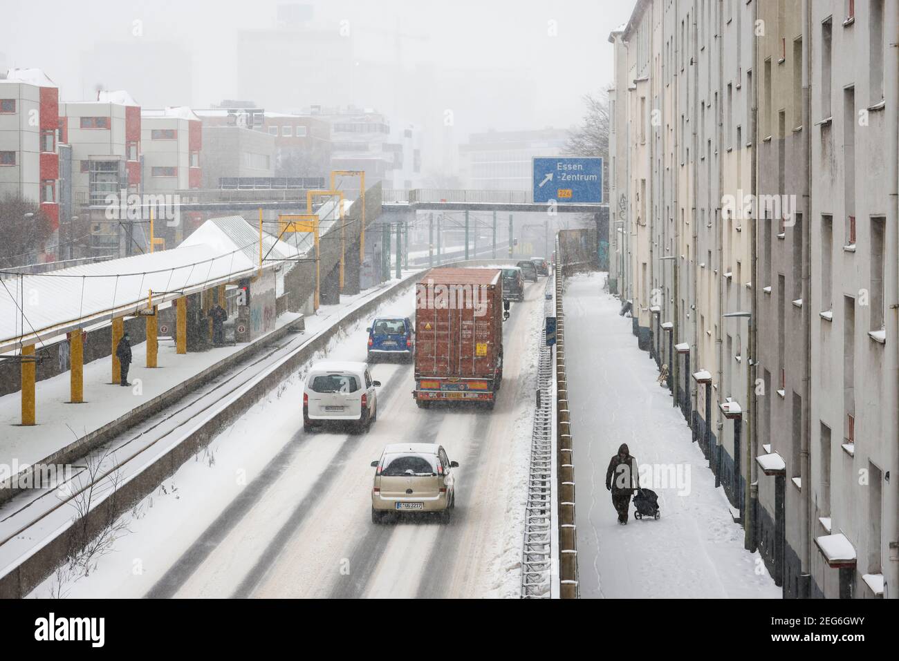 People in snow city in snow snowfall cars trucks hi-res stock ...