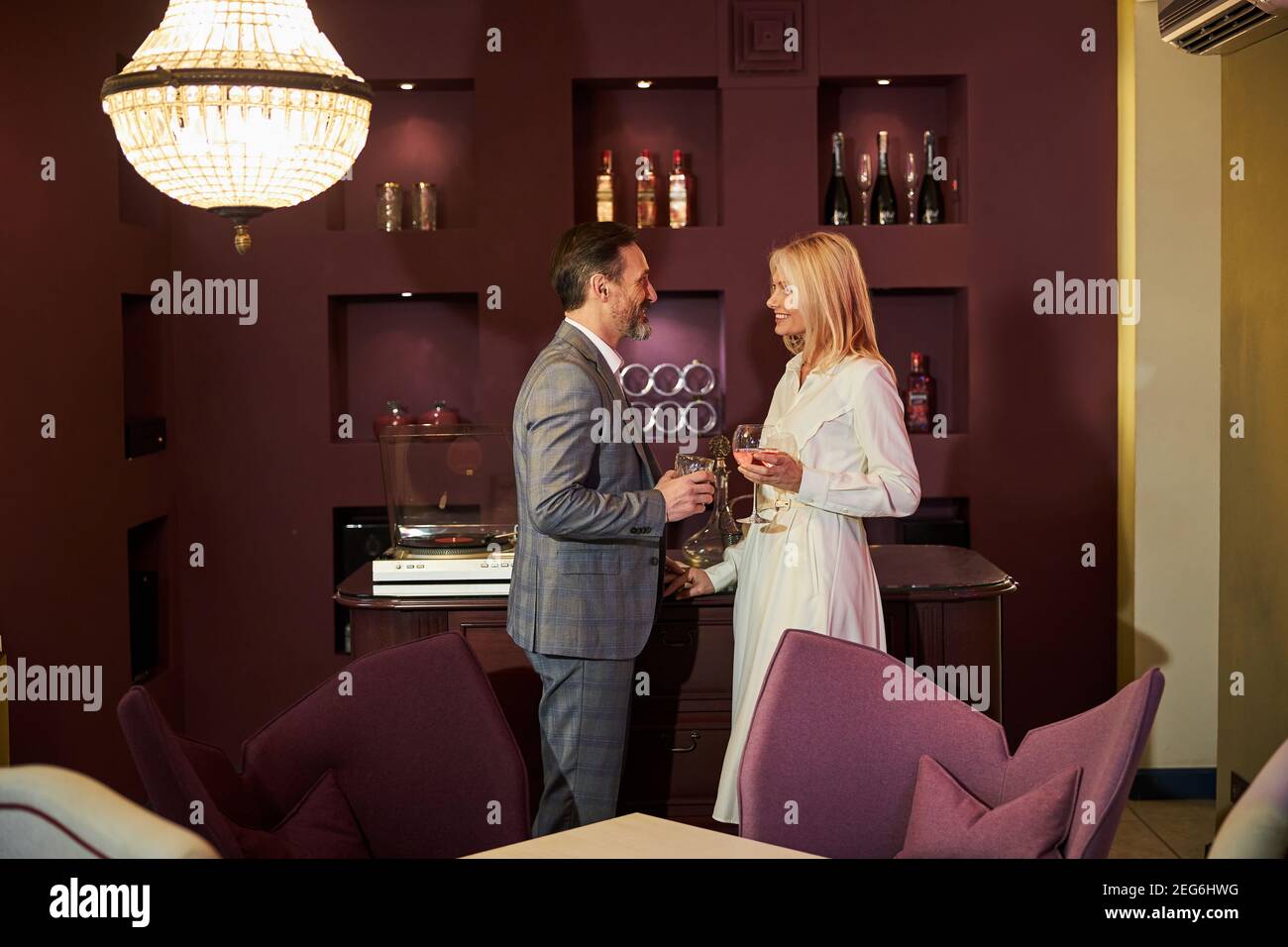 Stylish couple having a drink hi-res stock photography and images - Alamy