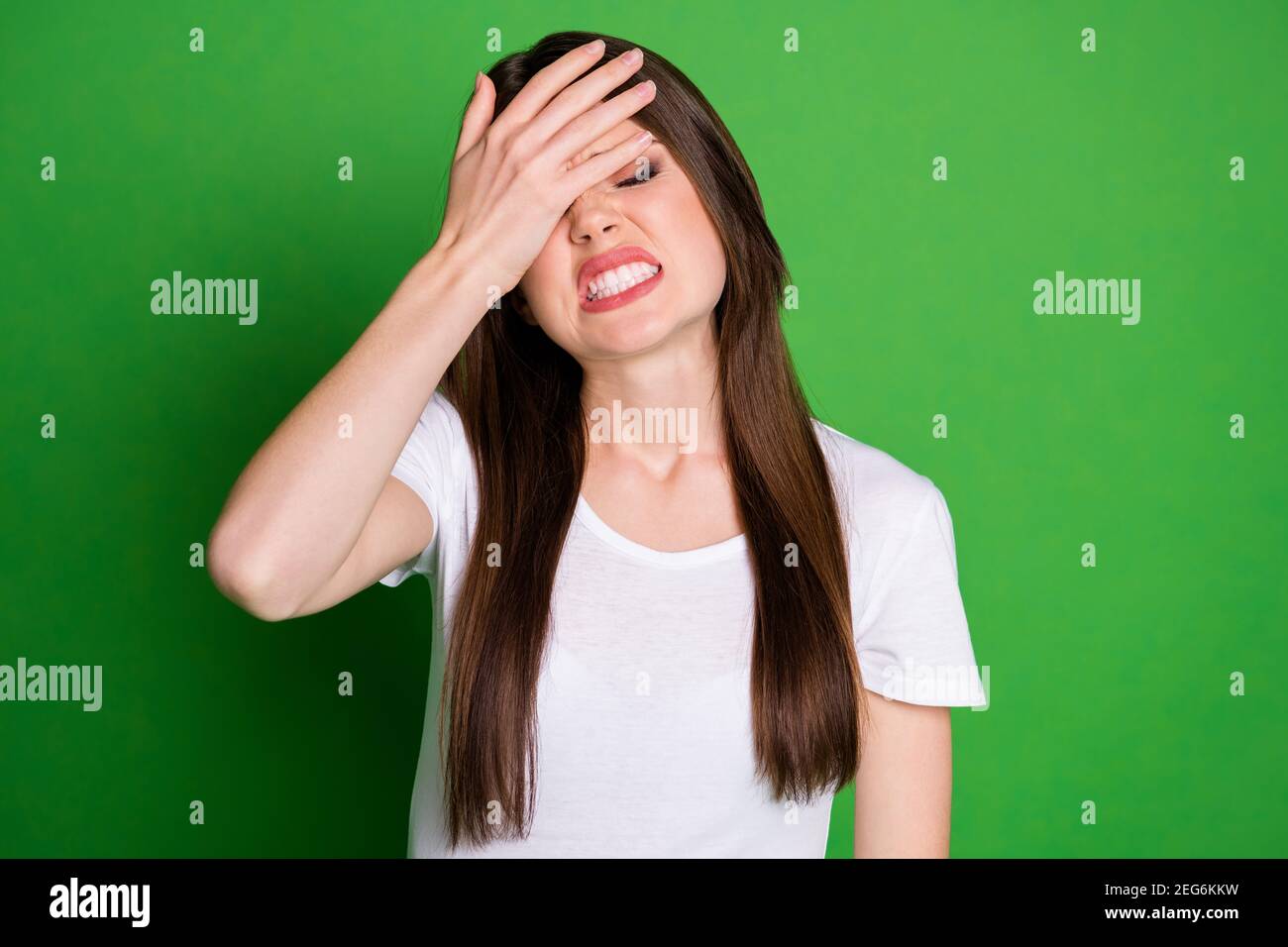 Photo portrait of angry woman covering face with hand facepalming ...