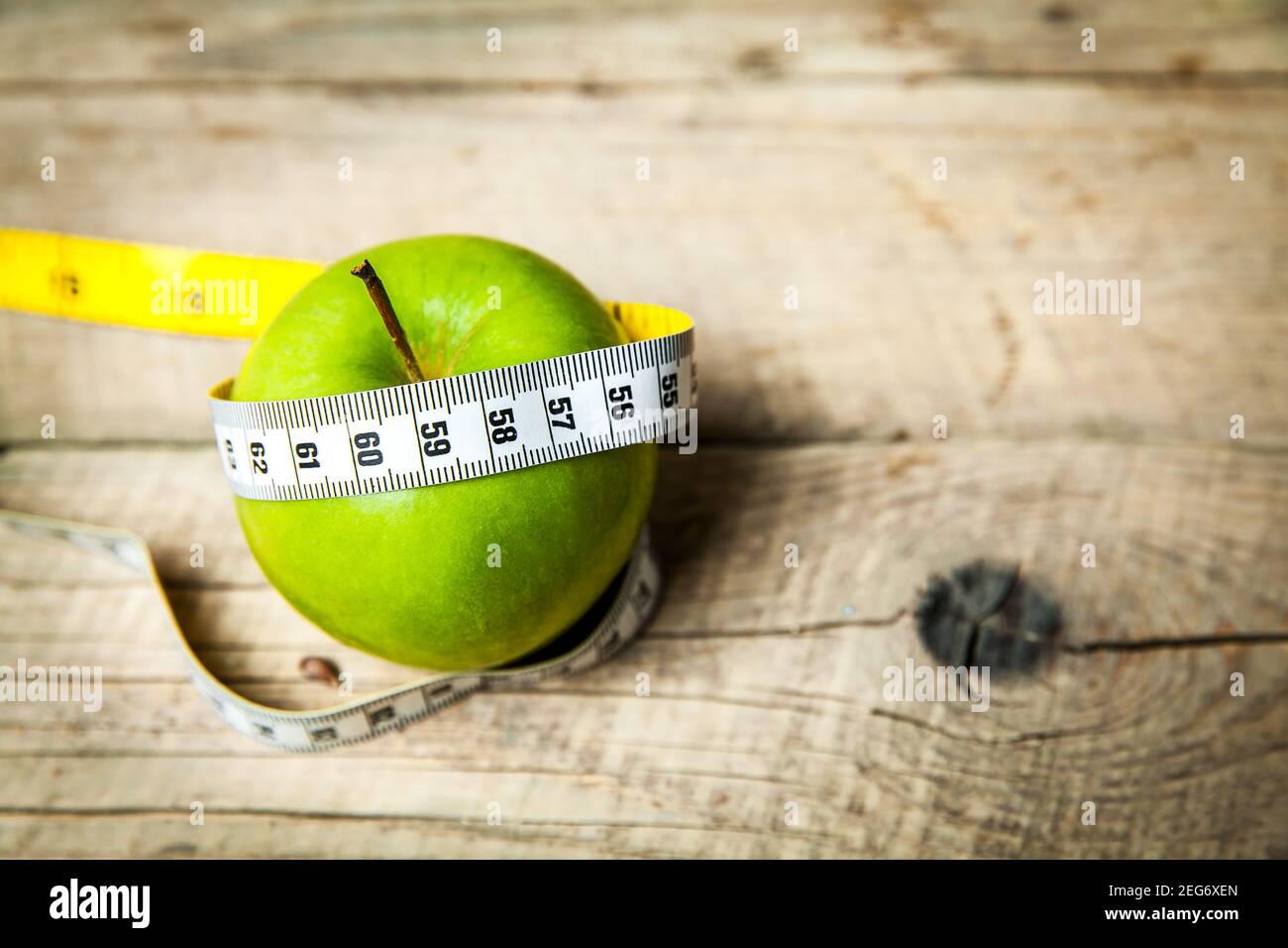 Apple and centimeter. Healthy eating Stock Photo - Alamy
