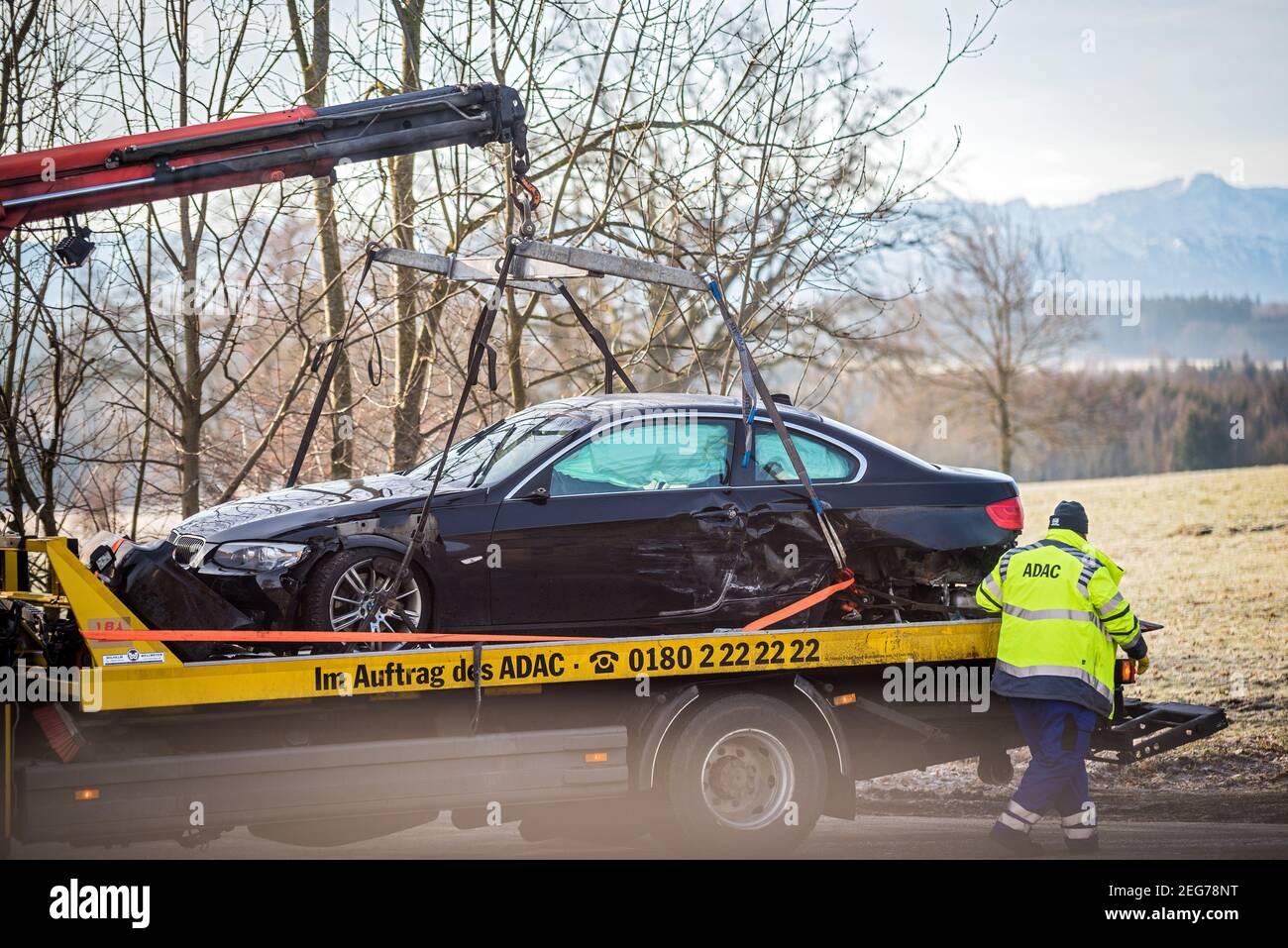 ADAC Unfallbergung mit Abschleppwagen Stock Photo - Alamy